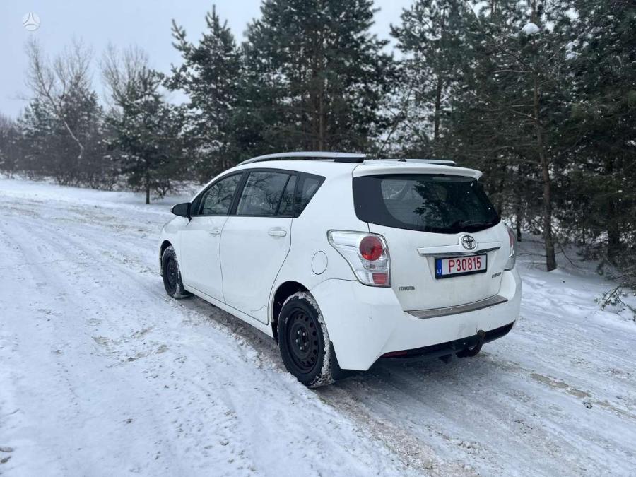 White Toyota Verso 2015 in Vilnius, with an engine capacity of 1.60 L and mileage of 329 thousand km for 4700 €, photo 7 on AUTOMOTO.COM.LV