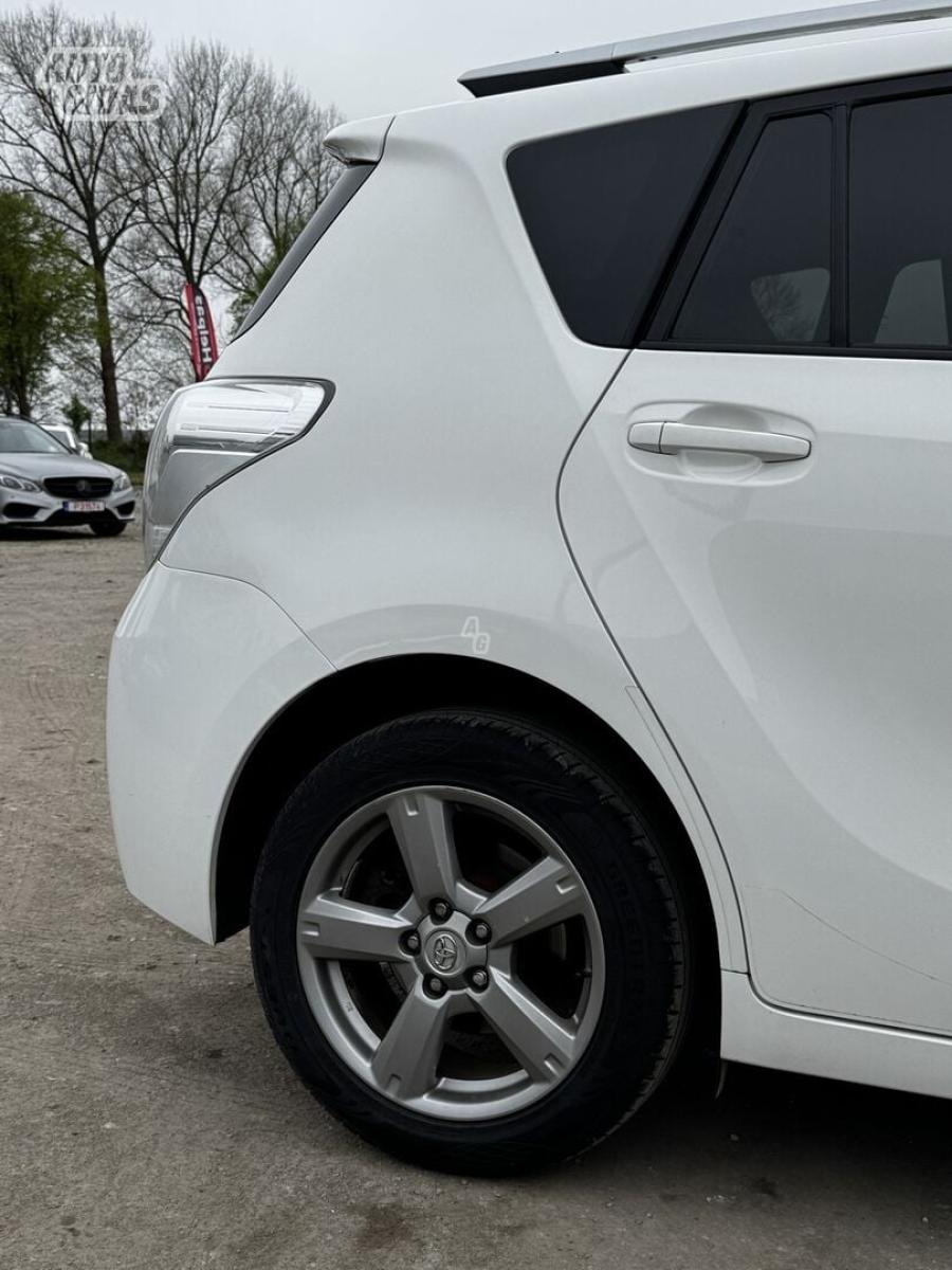 White Toyota Verso 2015 in Klaipeda, with an engine capacity of 1.60 L and mileage of 281 thousand km for 6499 €, photo 5 on AUTOMOTO.COM.LV