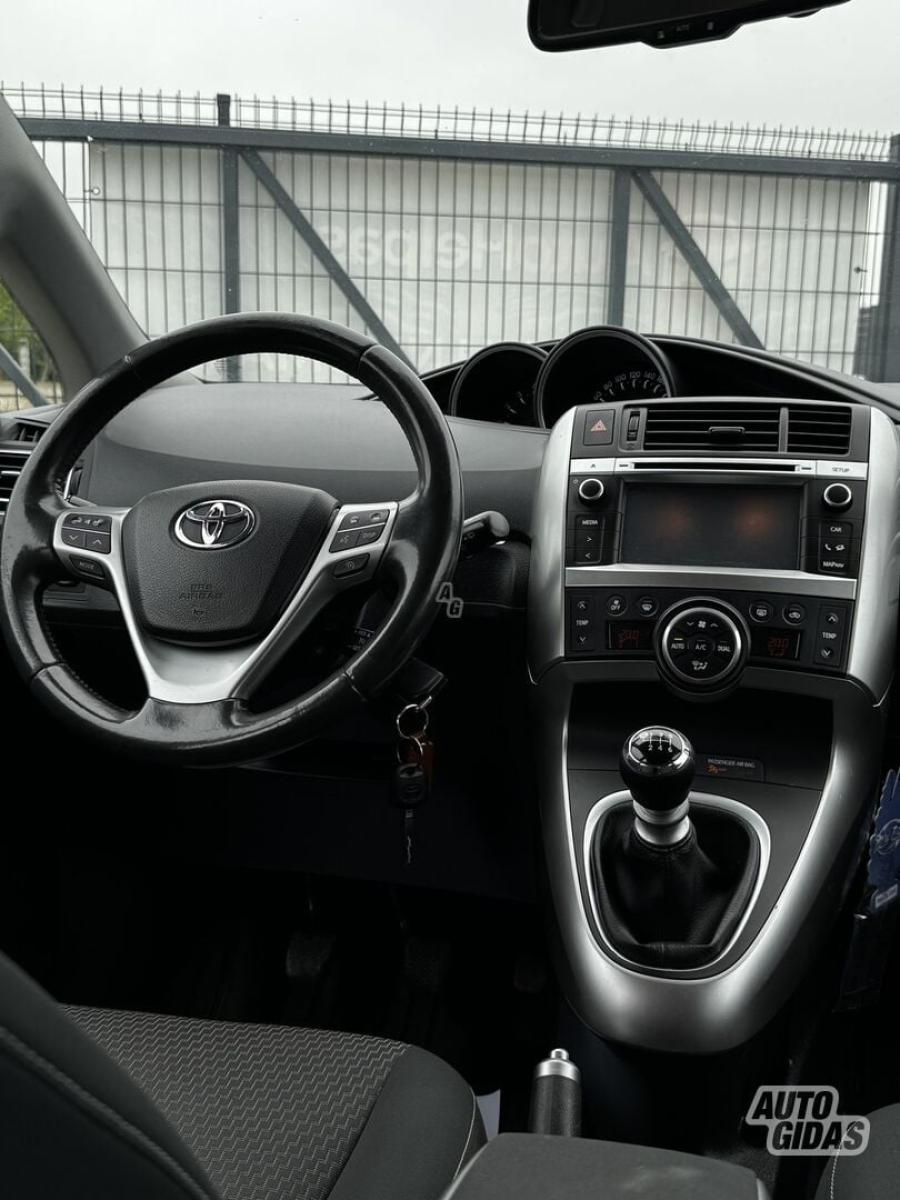 White Toyota Verso 2015 in Klaipeda, with an engine capacity of 1.60 L and mileage of 281 thousand km for 6499 €, photo 12 on AUTOMOTO.COM.LV