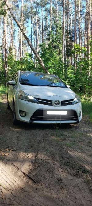 Balts Toyota Verso 2015 Panevēža, ar dzinēja tilpumu 1.60 L un nobraukumu 263 tūkst. km par 6800 €, foto  vietnē AUTOMOTO.COM.LV