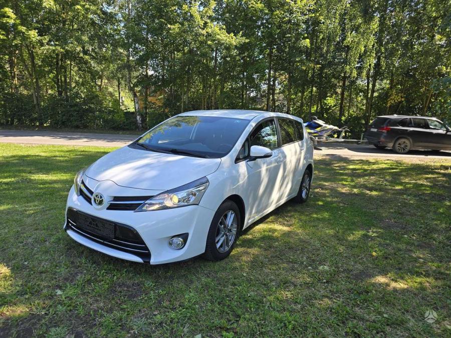 White Toyota Verso 2015 in Kaunas, with an engine capacity of 1.60 L and mileage of 180 thousand km for 5950 €, photo 3 on AUTOMOTO.COM.LV