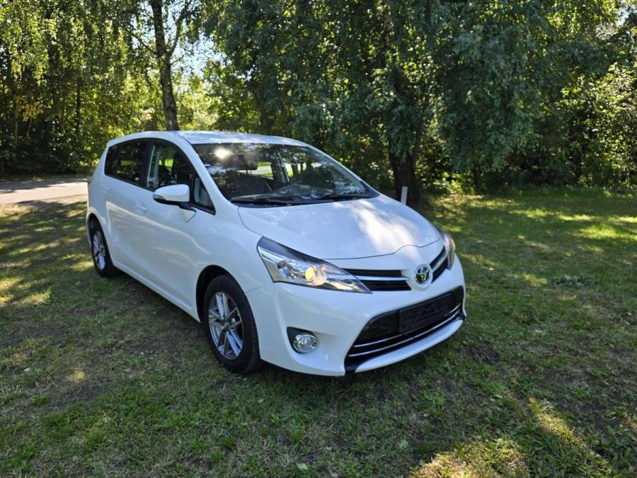 White Toyota Verso 2015 in Kaunas, with an engine capacity of 1.60 L and mileage of 180 thousand km for 5950 €, photo 4 on AUTOMOTO.COM.LV