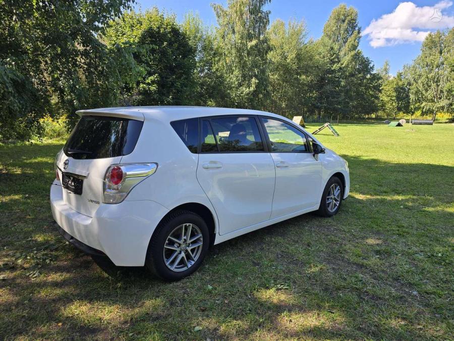 White Toyota Verso 2015 in Kaunas, with an engine capacity of 1.60 L and mileage of 180 thousand km for 5950 €, photo 6 on AUTOMOTO.COM.LV