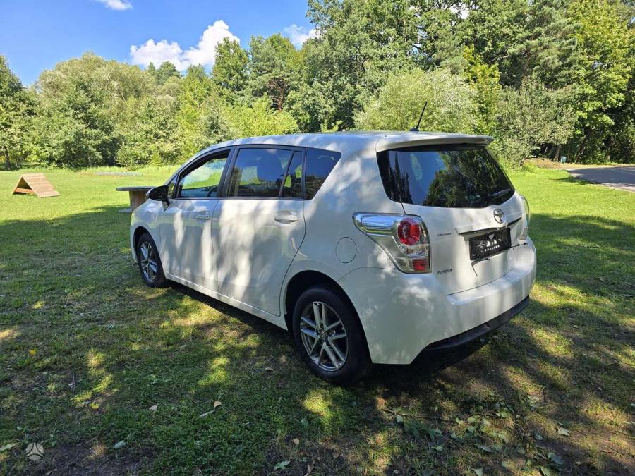 White Toyota Verso 2015 in Kaunas, with an engine capacity of 1.60 L and mileage of 180 thousand km for 5950 €, photo 9 on AUTOMOTO.COM.LV