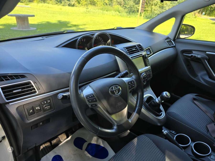 White Toyota Verso 2015 in Kaunas, with an engine capacity of 1.60 L and mileage of 180 thousand km for 5950 €, photo 12 on AUTOMOTO.COM.LV