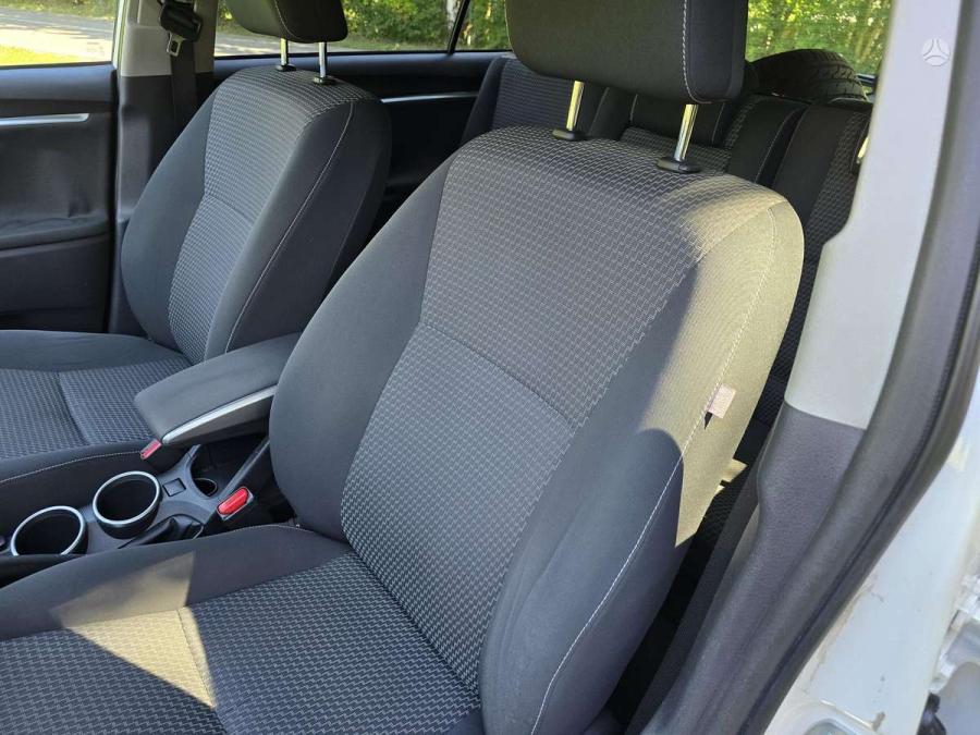 White Toyota Verso 2015 in Kaunas, with an engine capacity of 1.60 L and mileage of 180 thousand km for 5950 €, photo 13 on AUTOMOTO.COM.LV