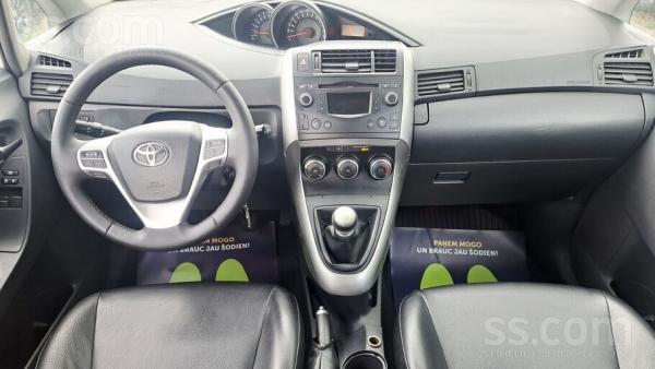 White Toyota Verso 2016 in Riga, with an engine capacity of 1.60 L and mileage of 185 thousand km for 4950 €, photo 8 on AUTOMOTO.COM.LV