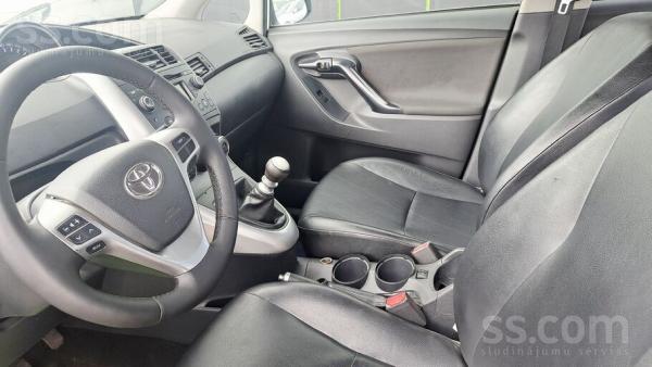 White Toyota Verso 2016 in Riga, with an engine capacity of 1.60 L and mileage of 185 thousand km for 4950 €, photo 10 on AUTOMOTO.COM.LV