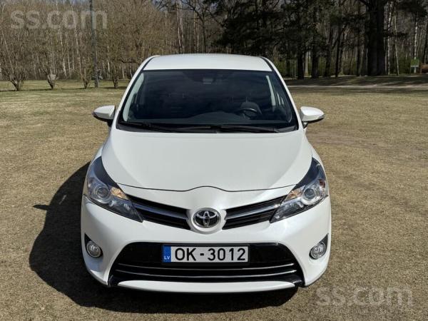 White Toyota Verso 2016 in Riga, with an engine capacity of 1.60 L and mileage of 175 thousand km for 7270 €, photo 5 on AUTOMOTO.COM.LV