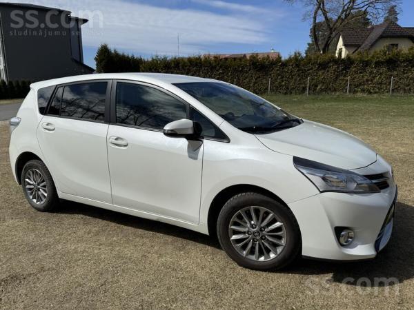 White Toyota Verso 2016 in Riga, with an engine capacity of 1.60 L and mileage of 175 thousand km for 7270 €, photo 8 on AUTOMOTO.COM.LV