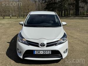 White Toyota Verso 2016 in Riga, with an engine capacity of 1.60 L and mileage of 175 thousand km for 7270 €, photo 6 on AUTOMOTO.COM.LV