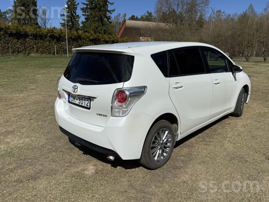 White Toyota Verso 2016 in Riga, with an engine capacity of 1.60 L and mileage of 175 thousand km for 7270 €, photo 7 on AUTOMOTO.COM.LV