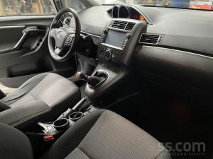 White Toyota Verso 2016 in Riga, with an engine capacity of 1.60 L and mileage of 175 thousand km for 7270 €, photo 12 on AUTOMOTO.COM.LV
