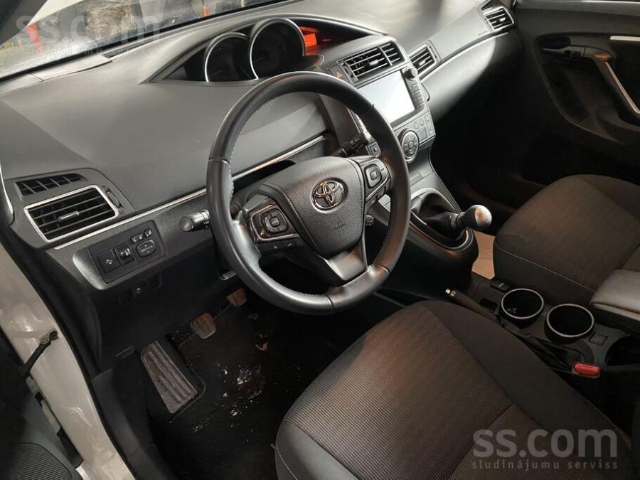White Toyota Verso 2016 in Riga, with an engine capacity of 1.60 L and mileage of 175 thousand km for 7270 €, photo 14 on AUTOMOTO.COM.LV