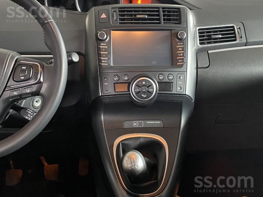 White Toyota Verso 2016 in Riga, with an engine capacity of 1.60 L and mileage of 175 thousand km for 7270 €, photo 15 on AUTOMOTO.COM.LV
