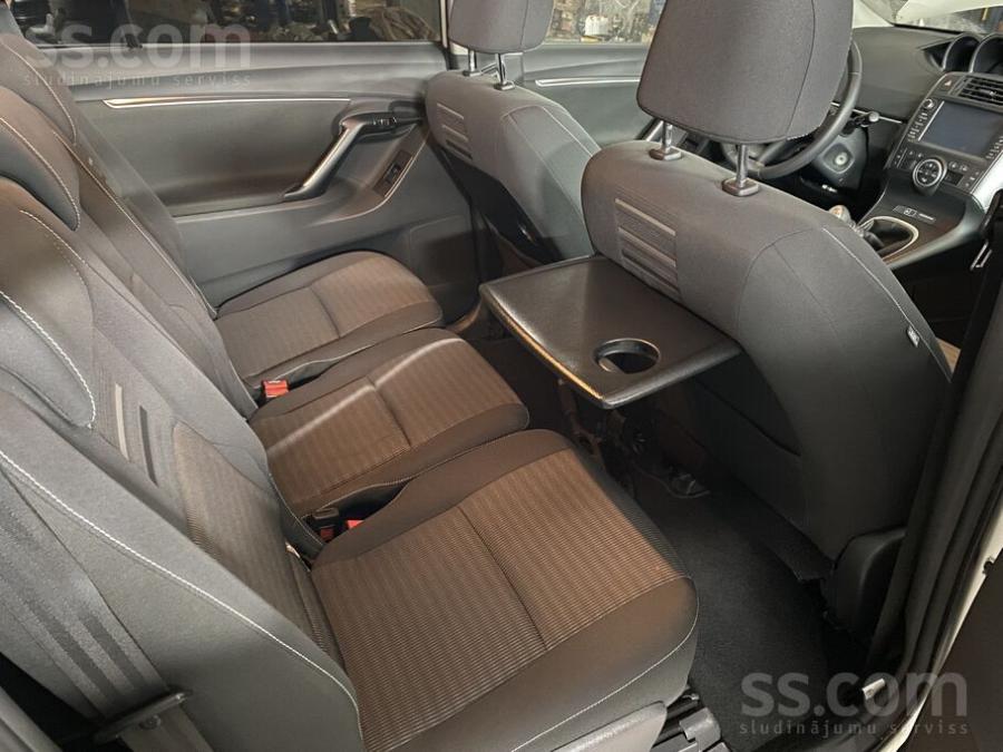 White Toyota Verso 2016 in Riga, with an engine capacity of 1.60 L and mileage of 175 thousand km for 7270 €, photo 18 on AUTOMOTO.COM.LV