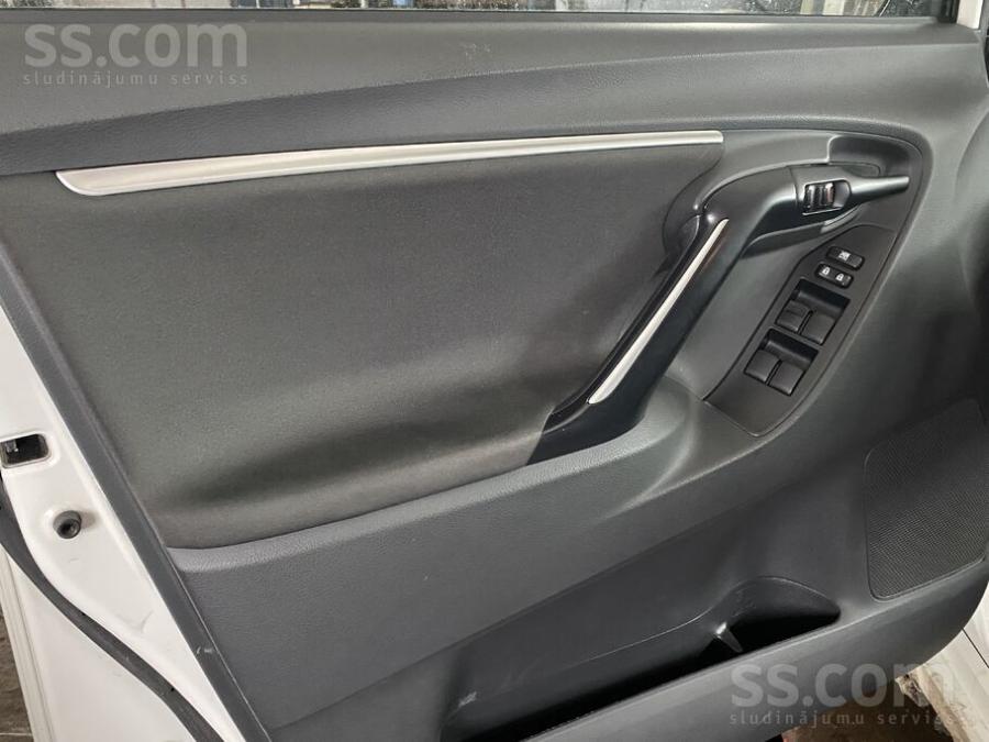 White Toyota Verso 2016 in Riga, with an engine capacity of 1.60 L and mileage of 175 thousand km for 7270 €, photo 20 on AUTOMOTO.COM.LV