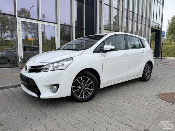 White Toyota Verso 2016 in Vilnius, with an engine capacity of 1.80 L and mileage of 150 thousand km for 9999 €, photo 4 on AUTOMOTO.COM.LV