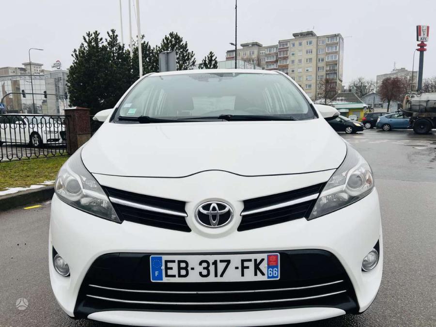 White Toyota Verso 2017 in Kaunas, with an engine capacity of 1.60 L and mileage of 225 thousand km for 7300 €, photo 5 on AUTOMOTO.COM.LV