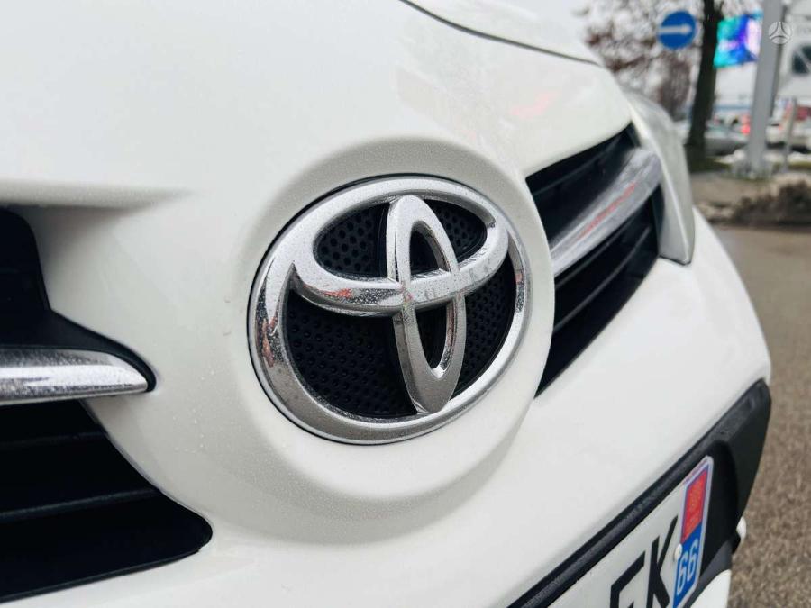 White Toyota Verso 2017 in Kaunas, with an engine capacity of 1.60 L and mileage of 225 thousand km for 7300 €, photo 8 on AUTOMOTO.COM.LV
