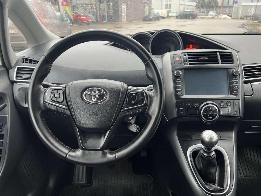 White Toyota Verso 2017 in Kaunas, with an engine capacity of 1.60 L and mileage of 225 thousand km for 7300 €, photo 15 on AUTOMOTO.COM.LV