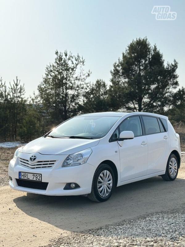 White Toyota Verso 2011 in Vilnius, with an engine capacity of 2.00 L and mileage of 270 thousand km for 4250 €, photo 2 on AUTOMOTO.COM.LV