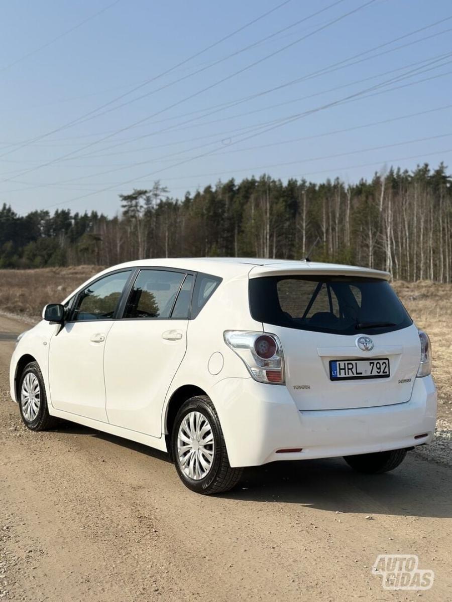 Balts Toyota Verso 2011 Viļņa, ar dzinēja tilpumu 2.00 L un nobraukumu 270 tūkst. km par 4250 €, foto 4 vietnē AUTOMOTO.COM.LV