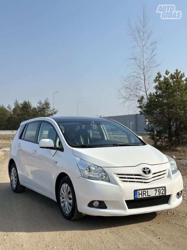 White Toyota Verso 2011 in Vilnius, with an engine capacity of 2.00 L and mileage of 270 thousand km for 4250 €, photo 6 on AUTOMOTO.COM.LV