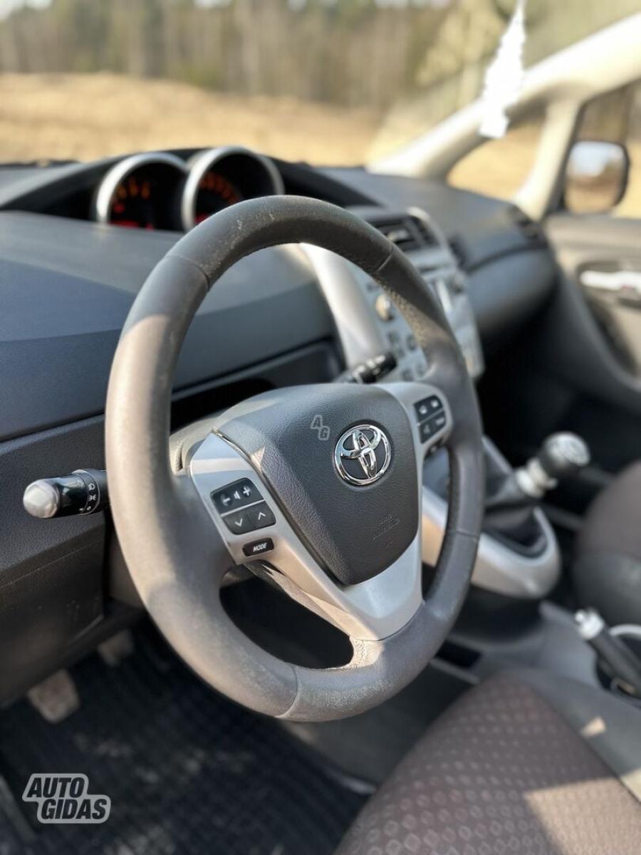 Balts Toyota Verso 2011 Viļņa, ar dzinēja tilpumu 2.00 L un nobraukumu 270 tūkst. km par 4250 €, foto 22 vietnē AUTOMOTO.COM.LV