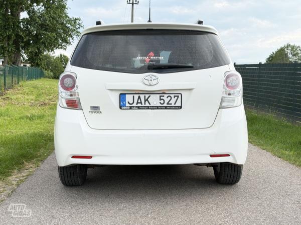 White Toyota Verso 2011 in Marijampole, with an engine capacity of 2.00 L and mileage of 229 thousand km for 3550 €, photo 5 on AUTOMOTO.COM.LV