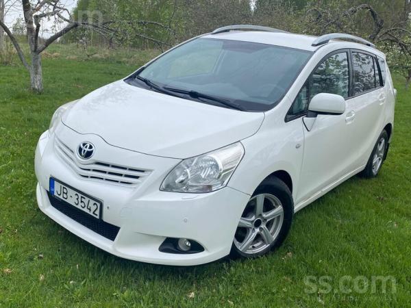 Тойота Версо 2012 в Айзкраукле на AUTOMOTO.COM.LV Белый Тойота Версо 2012 в Айзкраукле, объемом двигателя 2.00 л и пробегом 315 тыс. км за 2050 €, фото 1 на AUTOMOTO.COM.LV