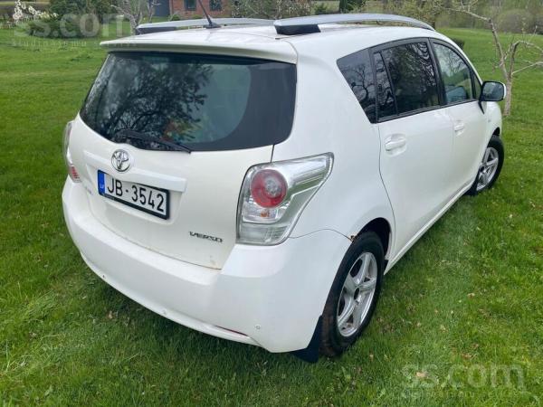 White Toyota Verso 2012 in Aizkraukle, with an engine capacity of 2.00 L and mileage of 315 thousand km for 2050 €, photo 5 on AUTOMOTO.COM.LV