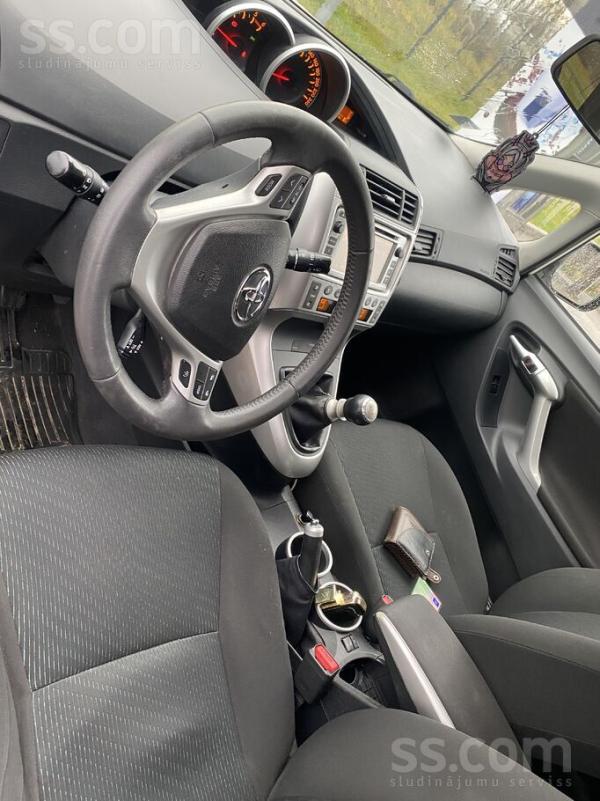 White Toyota Verso 2012 in Aizkraukle, with an engine capacity of 2.00 L and mileage of 315 thousand km for 2050 €, photo 11 on AUTOMOTO.COM.LV