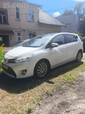 Balts Toyota Verso 2013 Rīga, ar dzinēja tilpumu 2.00 L un nobraukumu 170 tūkst. km par 5950 €, foto  vietnē AUTOMOTO.COM.LV