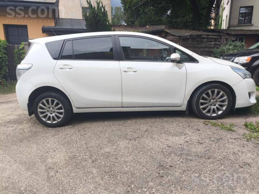 Balts Toyota Verso 2013 Rīga, ar dzinēja tilpumu 2.00 L un nobraukumu 170 tūkst. km par 5950 €, foto 5 vietnē AUTOMOTO.COM.LV