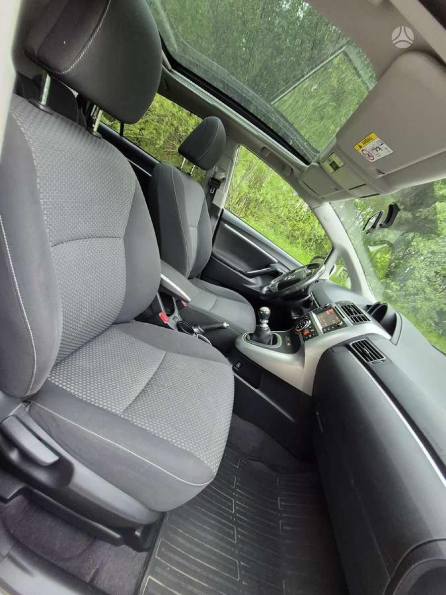 Balts Toyota Verso 2013 Viļņa, ar dzinēja tilpumu 2.00 L un nobraukumu 289 tūkst. km par 4800 €, foto 14 vietnē AUTOMOTO.COM.LV