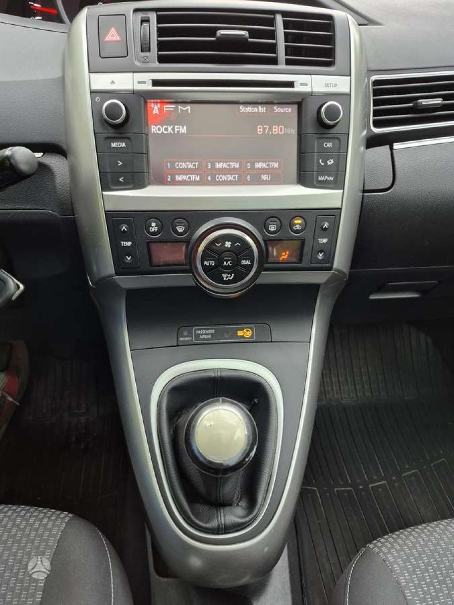 Balts Toyota Verso 2013 Viļņa, ar dzinēja tilpumu 2.00 L un nobraukumu 289 tūkst. km par 4800 €, foto 19 vietnē AUTOMOTO.COM.LV