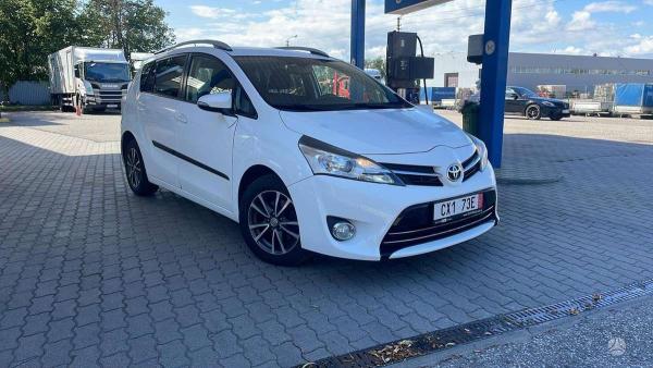 White Toyota Verso 2014 in Marijampole, with an engine capacity of 1.60 L and mileage of 250 thousand km for 4699 €, photo 1 on AUTOMOTO.COM.LV