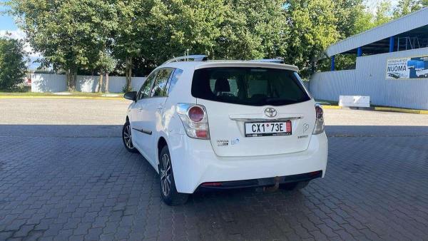White Toyota Verso 2014 in Marijampole, with an engine capacity of 1.60 L and mileage of 250 thousand km for 4699 €, photo 5 on AUTOMOTO.COM.LV
