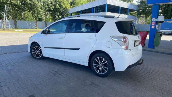 White Toyota Verso 2014 in Marijampole, with an engine capacity of 1.60 L and mileage of 250 thousand km for 4699 €, photo 8 on AUTOMOTO.COM.LV