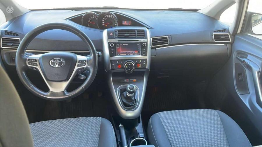 Balts Toyota Verso 2014 Marijampole, ar dzinēja tilpumu 1.60 L un nobraukumu 250 tūkst. km par 4699 €, foto 13 vietnē AUTOMOTO.COM.LV