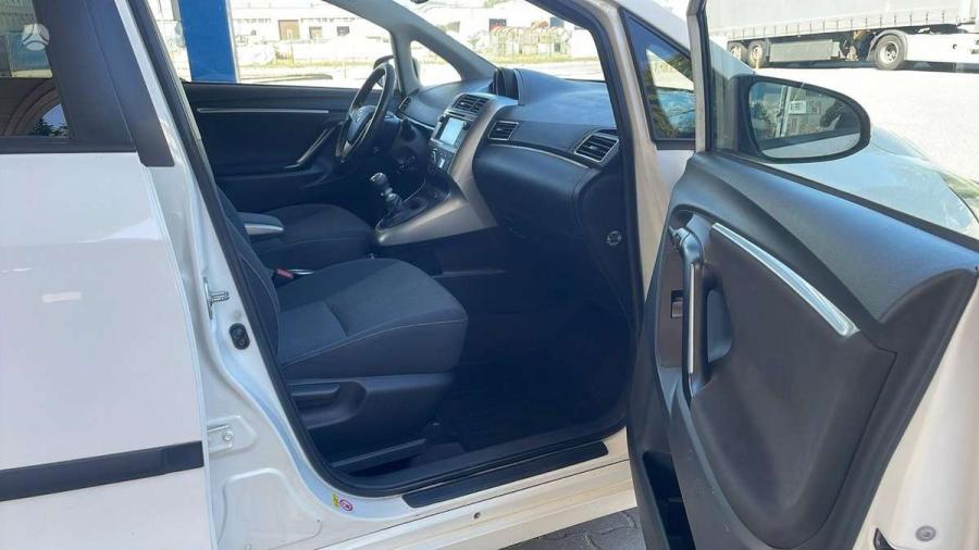 Balts Toyota Verso 2014 Marijampole, ar dzinēja tilpumu 1.60 L un nobraukumu 250 tūkst. km par 4699 €, foto 19 vietnē AUTOMOTO.COM.LV