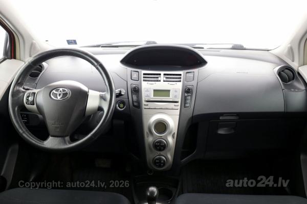 Smilšu krāsa Toyota Yaris 2006 Tallina, ar dzinēja tilpumu 1.30 L un nobraukumu 244 tūkst. km par 2499 €, foto 5 vietnē AUTOMOTO.COM.LV