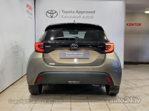 Smilšu krāsa Toyota Yaris 2024 Tallina, ar dzinēja tilpumu 1.50 L un nobraukumu 22 tūkst. km par 21490 €, foto 4 vietnē AUTOMOTO.COM.LV