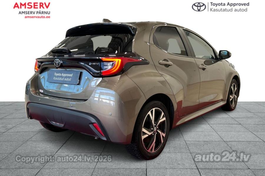Smilšu krāsa Toyota Yaris 2024 Pērnava, ar dzinēja tilpumu 1.50 L un nobraukumu 25 tūkst. km par 21490 €, foto 2 vietnē AUTOMOTO.COM.LV
