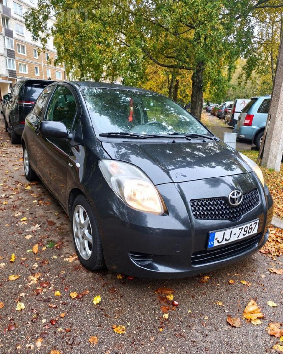 Black Toyota Yaris 2007 in Riga, with an engine capacity of 1.40 L and mileage of 312 thousand km for 1500 €, photo 1 on AUTOMOTO.COM.LV