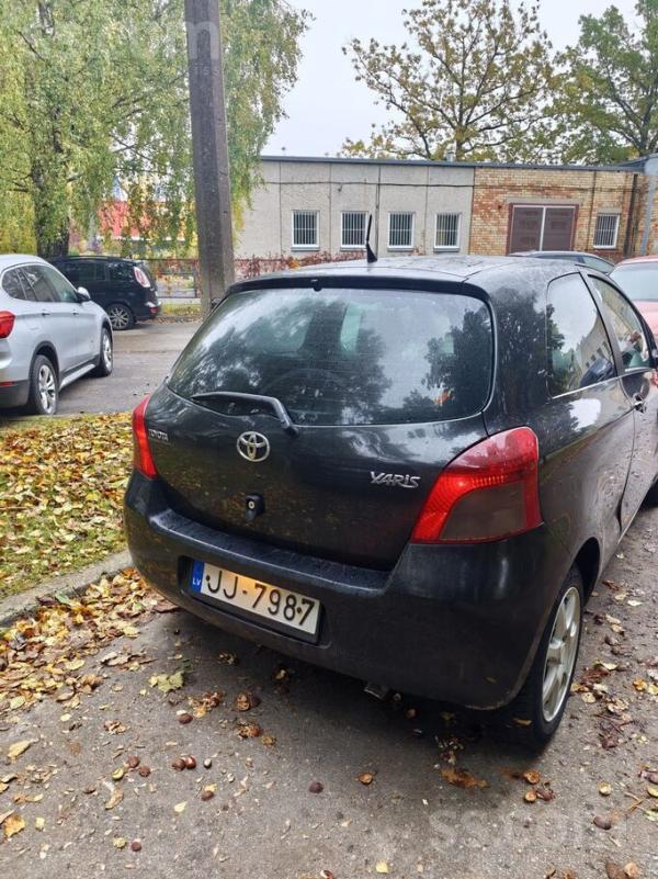Black Toyota Yaris 2007 in Riga, with an engine capacity of 1.40 L and mileage of 312 thousand km for 1500 €, photo 4 on AUTOMOTO.COM.LV