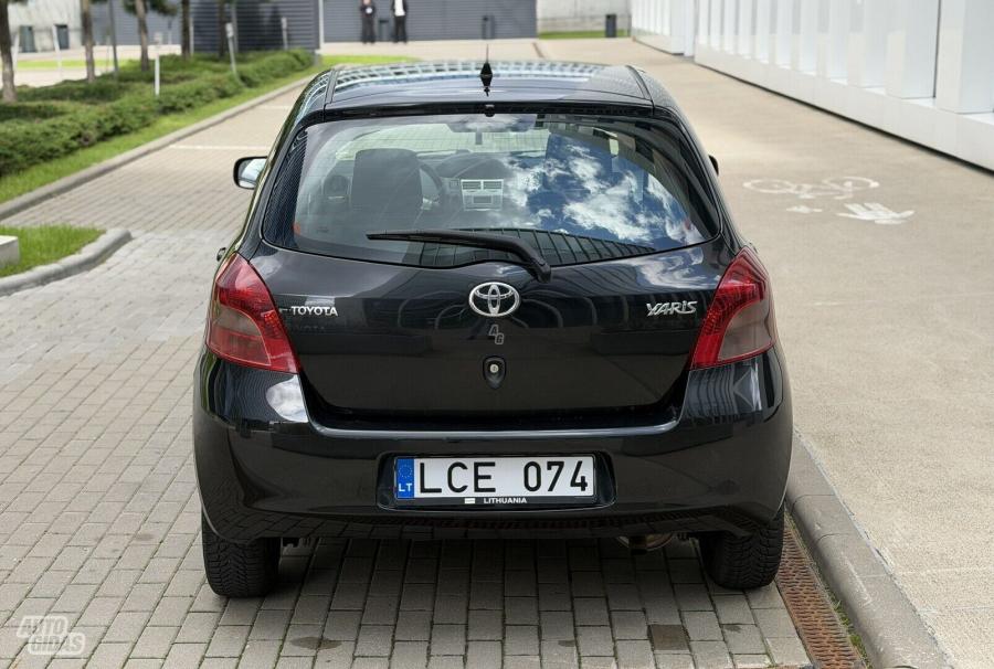Melns Toyota Yaris 2008 Viļņa, ar dzinēja tilpumu 1.40 L un nobraukumu 208 tūkst. km par 1750 €, foto 5 vietnē AUTOMOTO.COM.LV