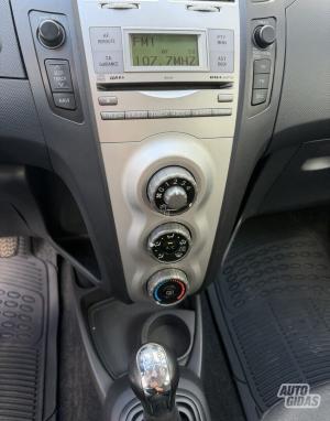 Melns Toyota Yaris 2008 Viļņa, ar dzinēja tilpumu 1.40 L un nobraukumu 208 tūkst. km par 1750 €, foto 16 vietnē AUTOMOTO.COM.LV