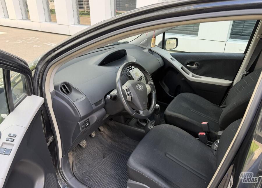 Melns Toyota Yaris 2008 Viļņa, ar dzinēja tilpumu 1.40 L un nobraukumu 208 tūkst. km par 1750 €, foto 8 vietnē AUTOMOTO.COM.LV